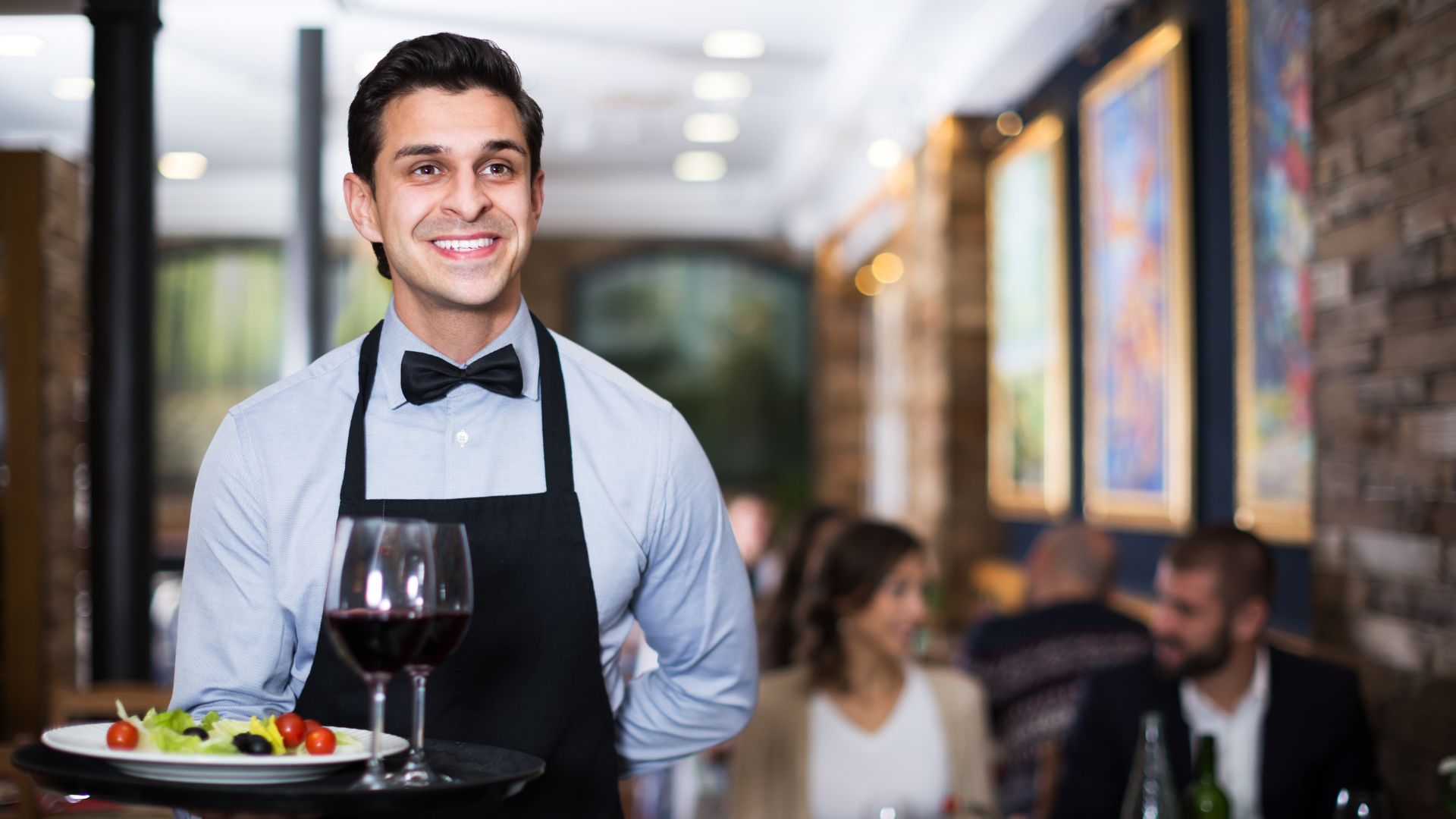 Waiter dan Waitress: Tugas, Keahlian, Gaji dan Prospek Kariernya